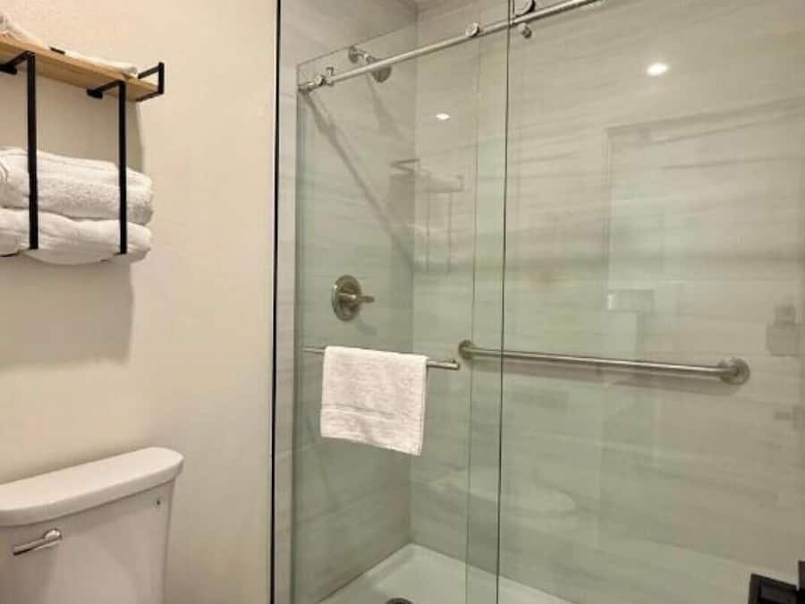 Quarto, 1 cama Queen, para fumantes | Banheiro | Toalhas de banho