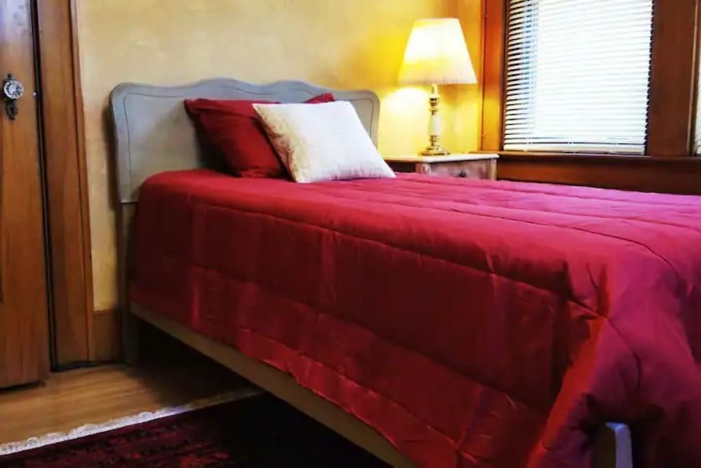 Beautiful Rochester Home In Quaint Neighborhood - Rochester, NY