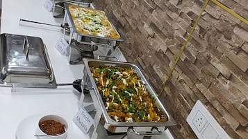 Café da manhã com buffet todos os dias (INR 400 por pessoa)