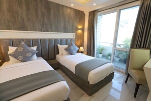 Quarto duplo básico | Edredons de pluma, camas Select Comfort, escrivaninha