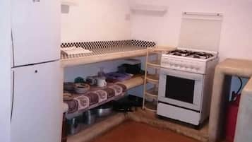 Micro-ondas, talheres/pratos/utensílios de cozinha