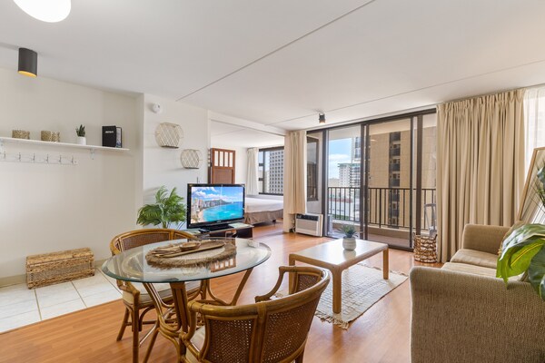 Spacious And Comfortable Ocean View Waikiki Banyan Condo - Free Parking! By Koko Resort Vacation Rentals - O‘ahu, HI