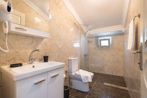 Um polibã, um chuveiro fixo, um secador de cabelo, toalhas fornecidas 