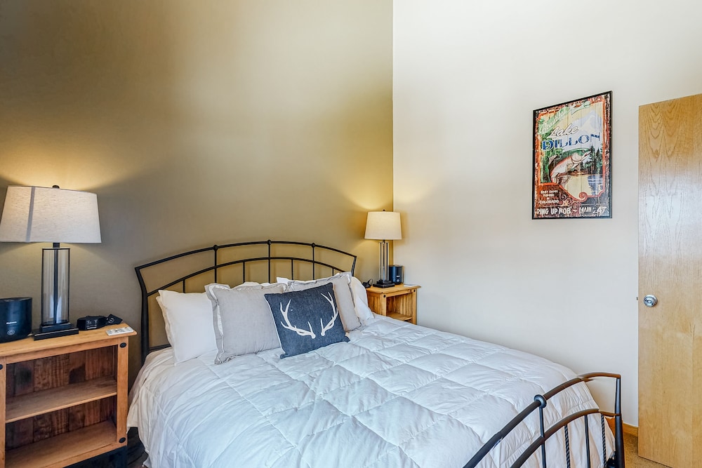 Luxurious Top-floor Condo With Balcony, Wifi, Fireplace, Great Views, & Location - Silverthorne, CO