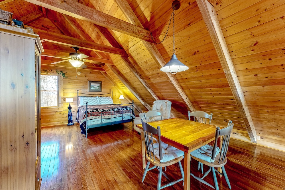 Mountain-view Cabin With Fireplaces, Screened Patio, & Free Attraction Tickets - Wears Valley, TN