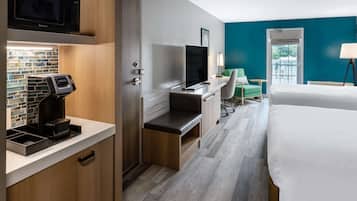 Quarto, 2 camas Queen, sacada | Escrivaninha, espaço de trabalho para notebook