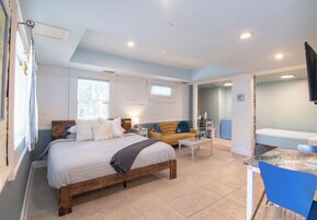 Suíte estúdio, várias camas | Individualmente decorados, individualmente mobiliados, escrivaninha