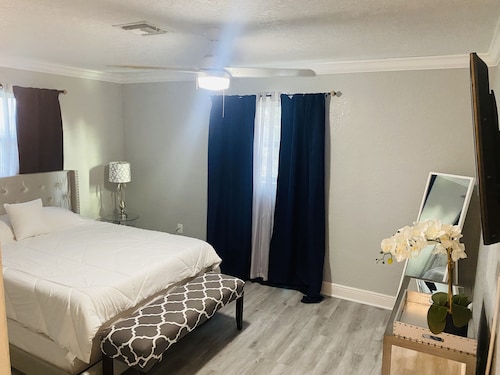 Cottage In The Gardens! - Miami Gardens, FL