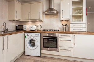 Apartamento conforto | Cozinha privada | Cadeirão de bebê, mesas de jantar