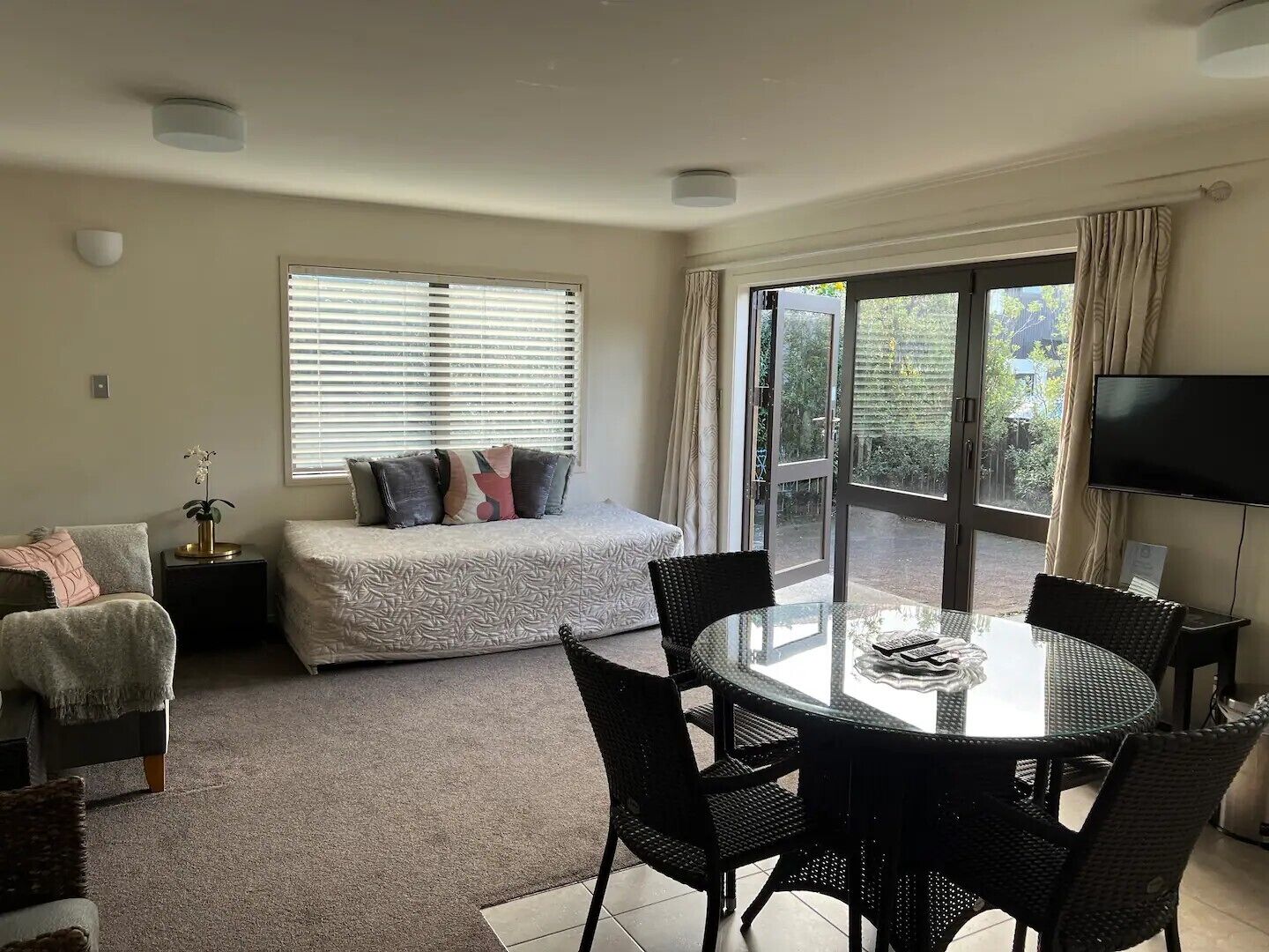 Retreat On Rita -Cozy 1-bedroom Mount Maunganui, Outdoor Patio, King-size Bed  Steps From Beach & Vibrant Strip - Mount Maunganui