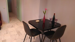 Apartamento luxo | Área de estar | Smart TV 32 polegadas com canais a cabo, TV