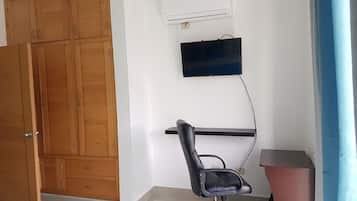 Apartamento superluxo, 1 quarto, 2 banheiros, vista para a piscina | 1 quarto, cortinas blackout, ferros/tábuas de passar roupa