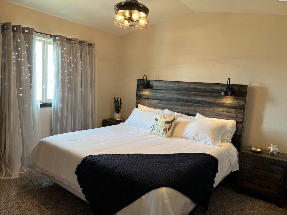 Wanderlust Villa ⭐️ Excellent Location ⭐️ Movie Room - Rapid City, SD
