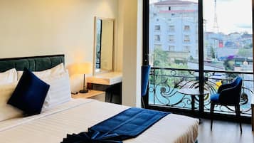 Quarto Duplo de Luxo | 8 quartos, minibar, cofre no quarto, cortinas/cortinados opacos