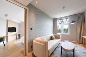 Suite, 1 quarto (Living Area) | 1 quarto, cofre com capacidade para portátil, secretária 