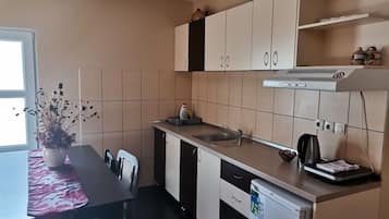 Estúdio Deluxe | Cozinha privada | Um frigorífico, uma panela elétrica de arroz, grelhador