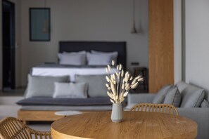 Supreme Panoramic Suite with Heated Pool and Sea View | Área de estar | TV de plasma 32 polegadas com canais a cabo, TV