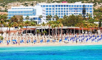 2 piscinas externas, guarda-sóis, espreguiçadeiras