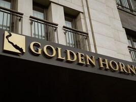 Um edifício com uma placa que diz "GOLDEN HORN".