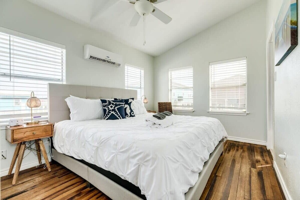 Sun & Salt Beach Pad – Cozy, Cute, & Tail-wagging Approved! - Surfside Beach, TX