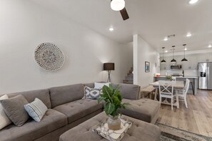 Apartamento em Condomínio Fechado, 3 quartos | Sala de estar | Smart TV, serviços de streaming 