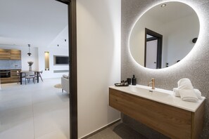 Secador de cabelo, toalhas de banho