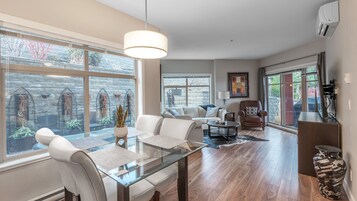 Apartamento (2 Bedrooms) | Área de estar | TV 1 polegadas com canais digitais