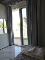 Quarto Duplo Superior, 1 cama queen-size, casa de banho anexa, no canto | Roupa de alta qualidade, edredões de penas 