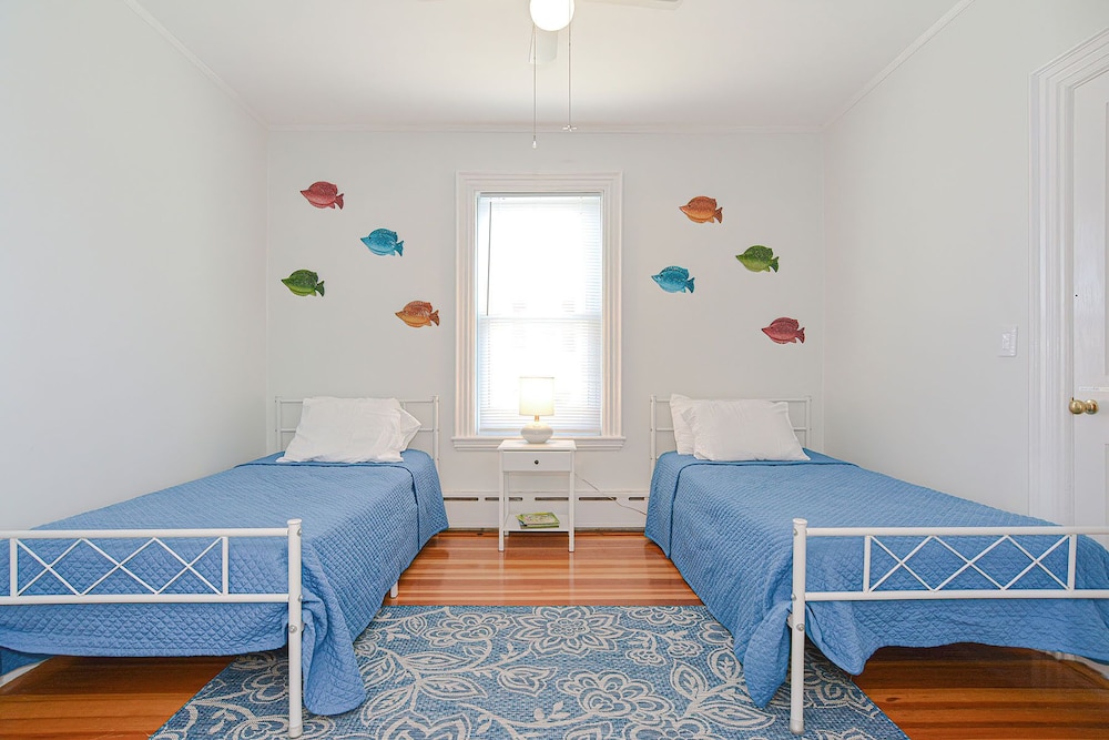 Harbortown Hideaway: Charming Home In Downtown Gloucester With Water Views. - Ipswich, MA