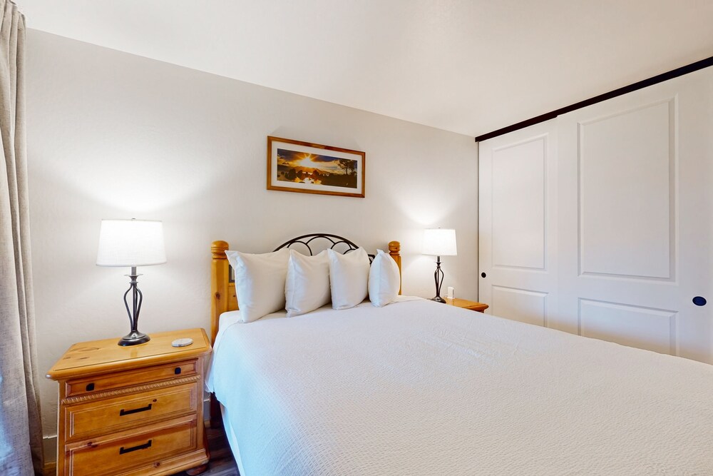 Stunning Newly Renovated Condo — Walk To Beach, Pool & Heavenly Ski Resort - 타호 호