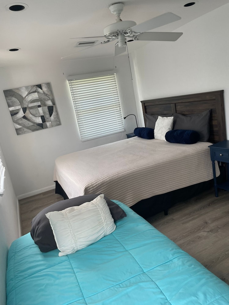 Beautiful Sanctuary Private Island Connected By Bridge To Key West - Key West, FL