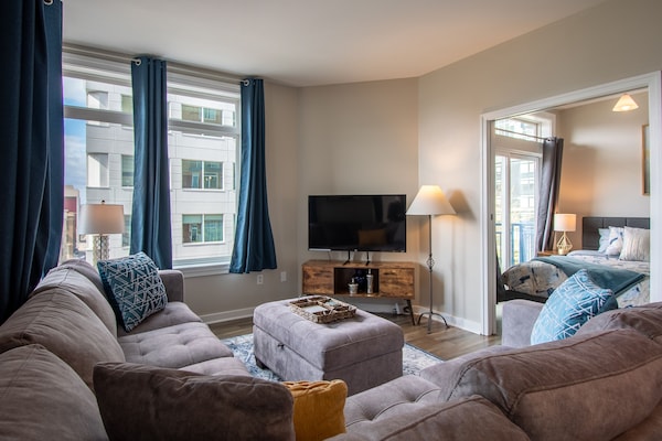 Elegant 2 Bedroom Home In The Heart Of Seattle! - Seattle, WA