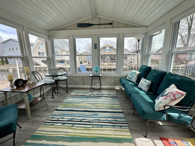 Cozy 2 Bedroom Canal Front Cottage With Private Dock - Bemus Point, NY