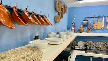 Um frigorífico no espaço comum, um micro-ondas no espaço comum