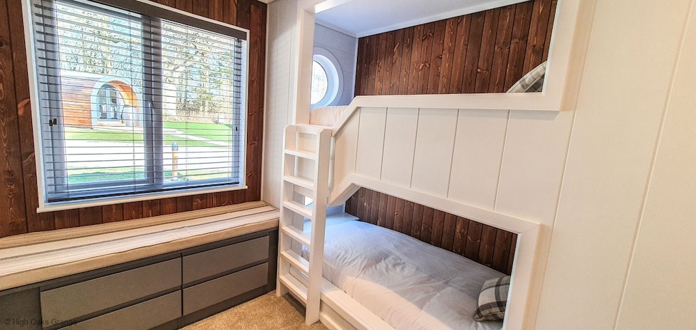 Holly Lodge | Sleeps 6 - Hot Tub, Dog Friendly - 5* Visit England - Yorkshire