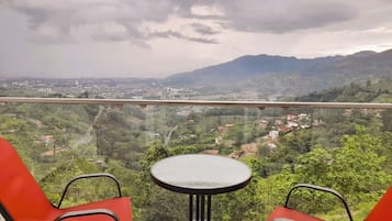 Quarto duplo standard, várias camas, suíte, vista para a montanha | Vista para a cidade