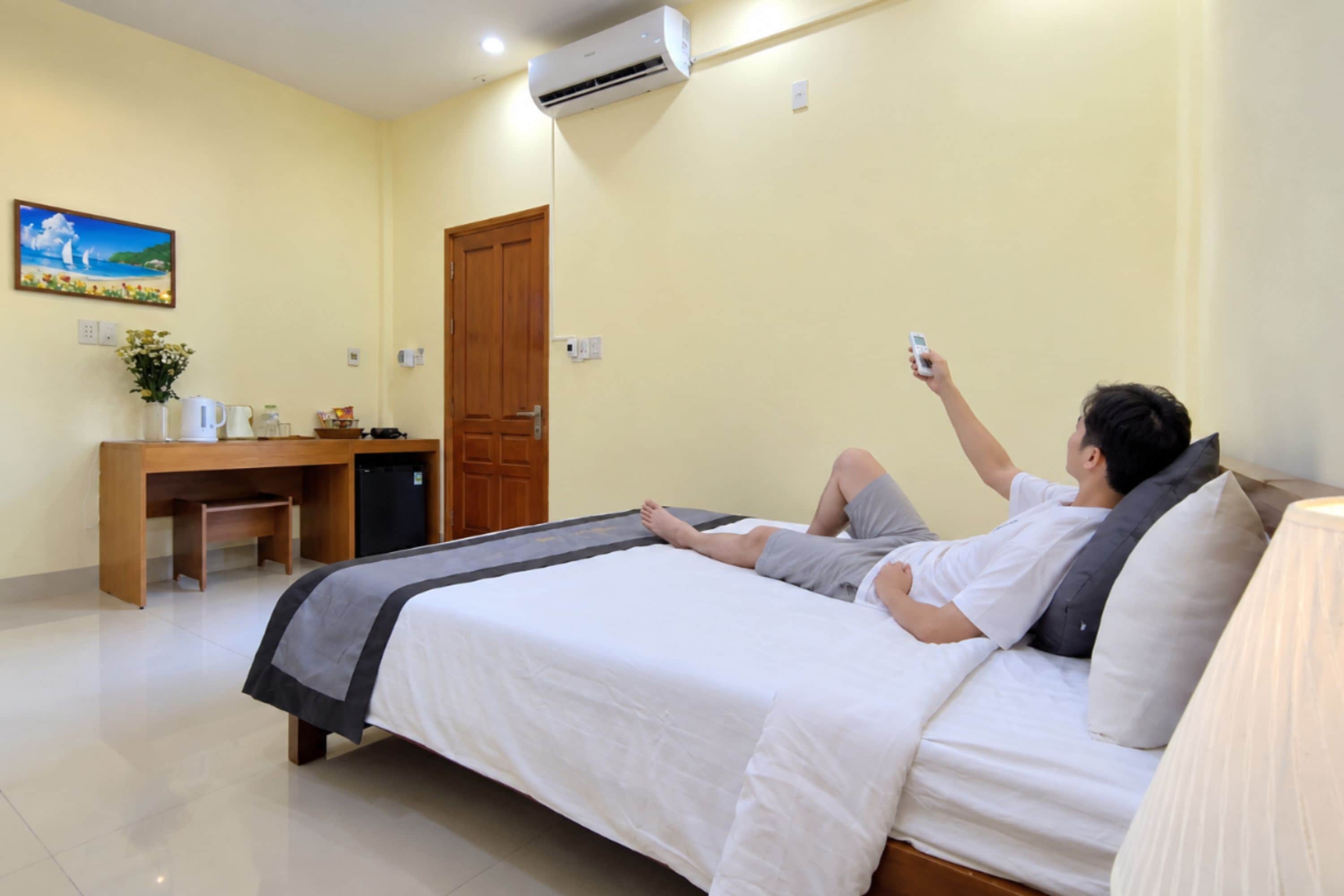 Quarto com cama, escrivaninha e cadeira.