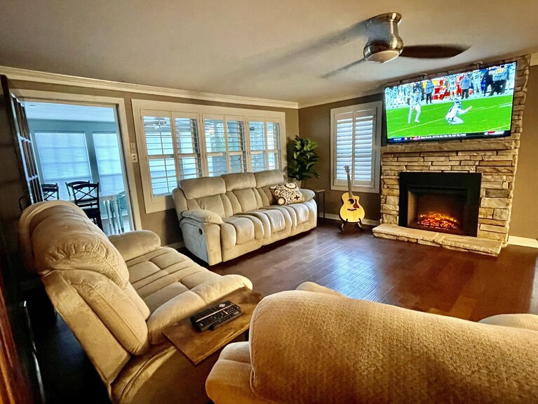 Cozy Lake Front Home With Private Boat Launch/dock - Lake Harding