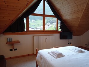 Quarto casal clássico | Roupas de cama antialérgicas, edredons de pluma, escrivaninha