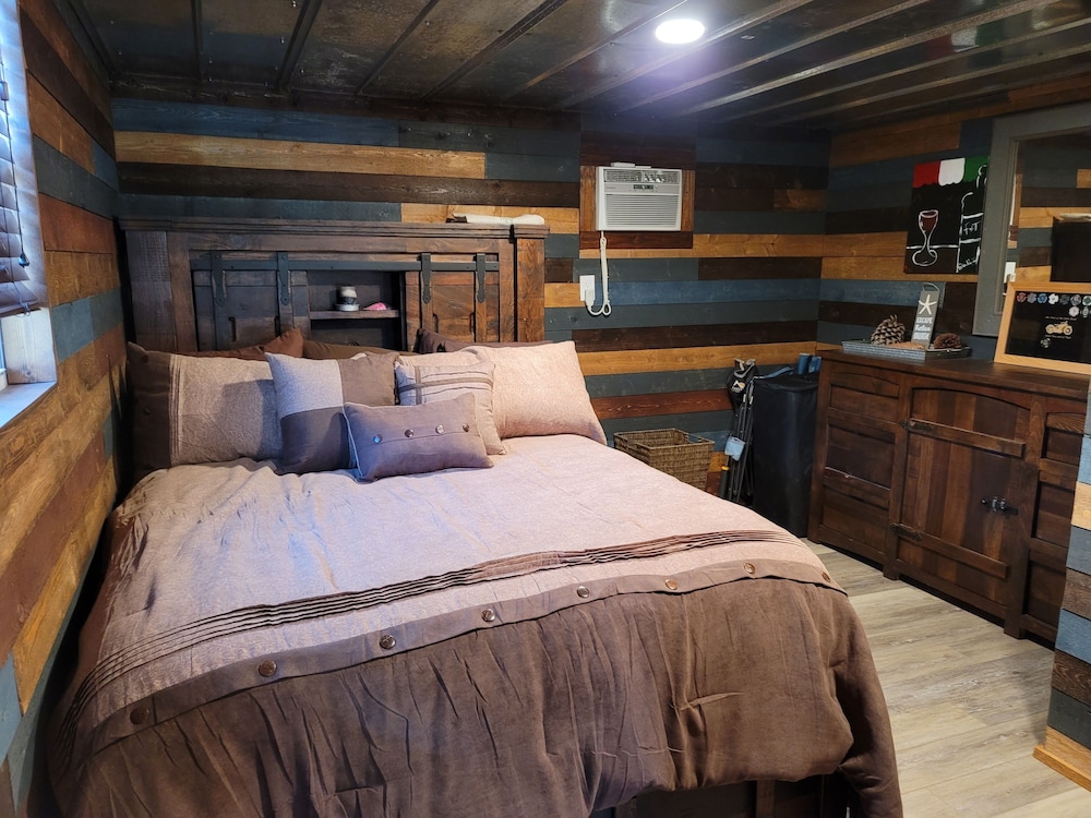 Deer Trail Cabin Sleeps 6 People - Texas