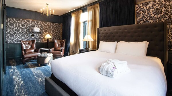 Midnight Sun, A Coast Hotel - Yukon