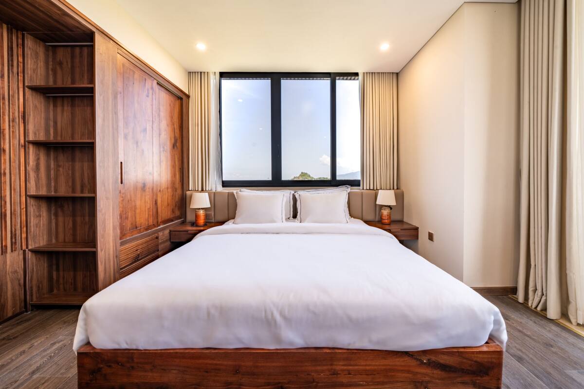 Estúdio, 1 cama king-size, varanda | Roupa de alta qualidade, minibar, cortinas/cortinados opacos 