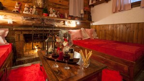 Um quarto aconchegante com lareira, móveis de madeira e decoração festiva.