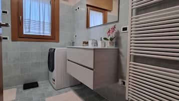 Vila, 2 quartos, varanda, vista para o jardim | Banheiro
