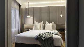 Frigobar, cofres nos quartos, escrivaninha, cortinas blackout