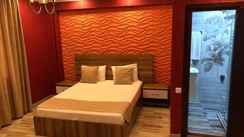 Quarto Deluxe | Roupa de alta qualidade, camas de colchão pillowtop, minibar