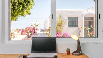 Dormitório Partilhado, em dormitório misto (Shared mixed dorm sleeps 6 people) | Com decoração personalizada, Wi-fi grátis, roupa de cama fornecida