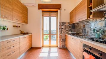 Apartamento | Cozinha privada | Um frigorífico/congelador grande, um micro-ondas, um forno