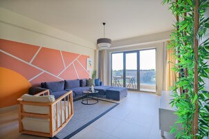 Apartamento Deluxe, 3 quartos | Sala de estar | Televisor LCD de 50 polegadas com canais via satélite, televisor 