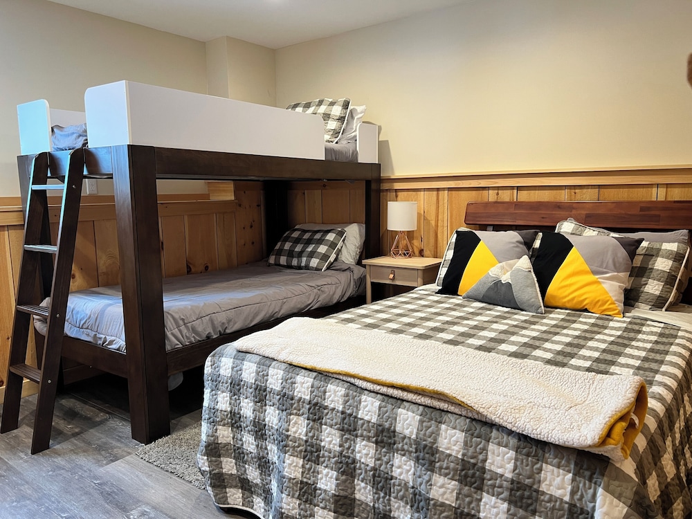 Dog-friendly Chalet + Hot Tub, Ev Charger - Maine